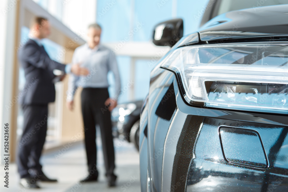 Foto de Stock Professional salesman and his male customer at the car ...