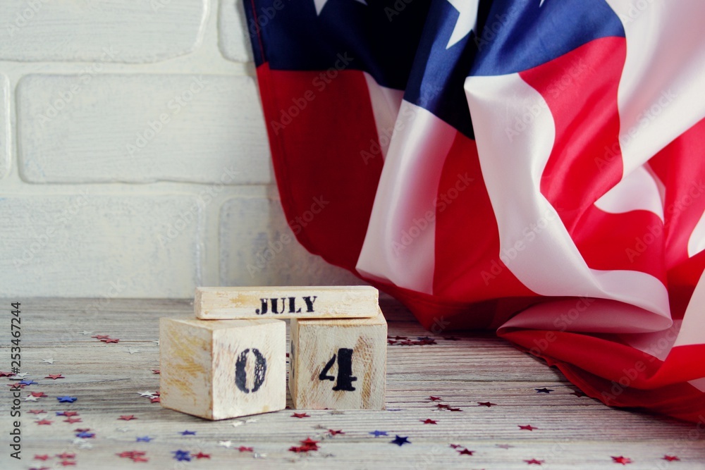 Wooden calendar with the date of July 4, happy independence day ...