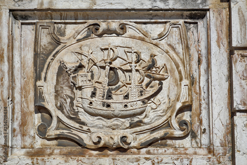 historisches altes verwittertes Stadtwappen von Lissabon aus Marmor mit ...