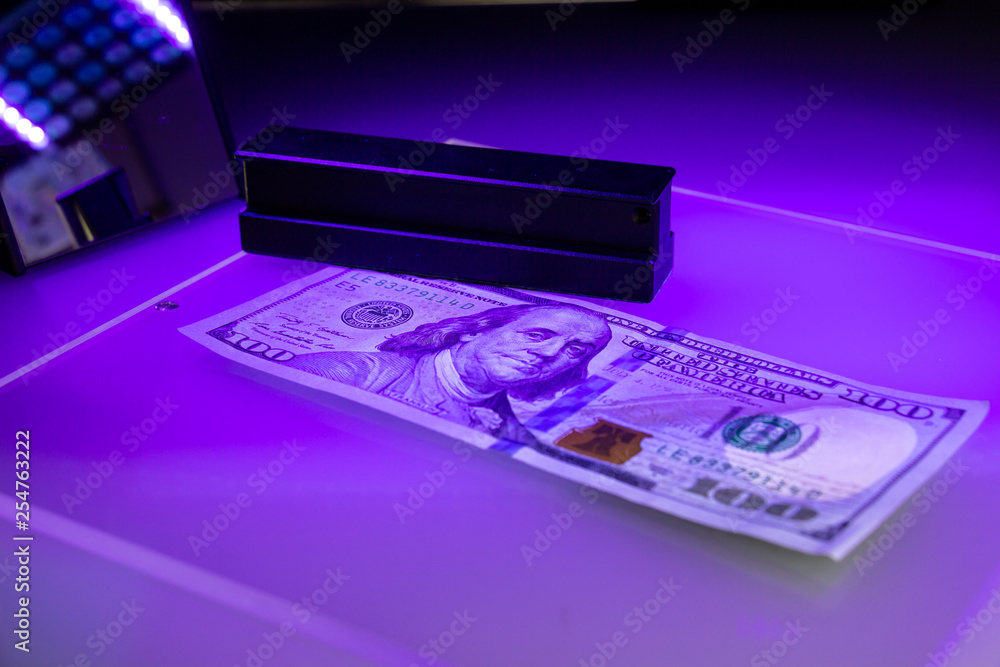 Verifying the authenticity of the hundred dollar bill in ultraviolet ...