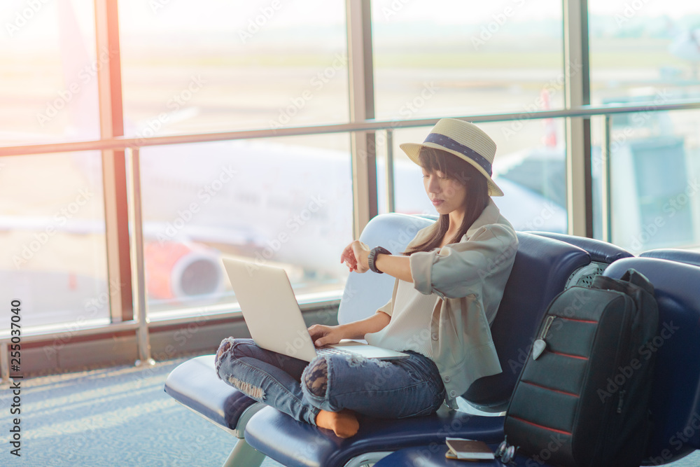 Foto woman traveler passenger in worry of the time schedule delay of ...