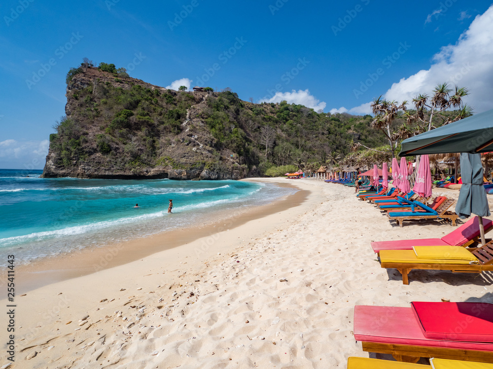 Foto de Stock Sea coast view with sun umbrellas standing on the beach ...