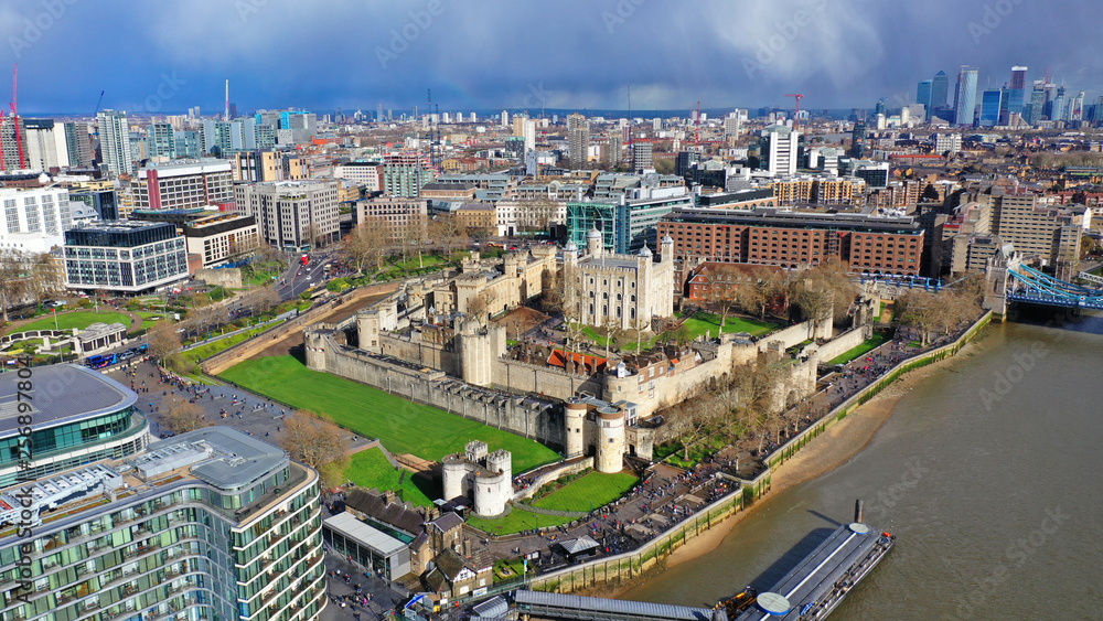 Foto de Stock Aerial drone photo of iconic Tower of London castle in ...