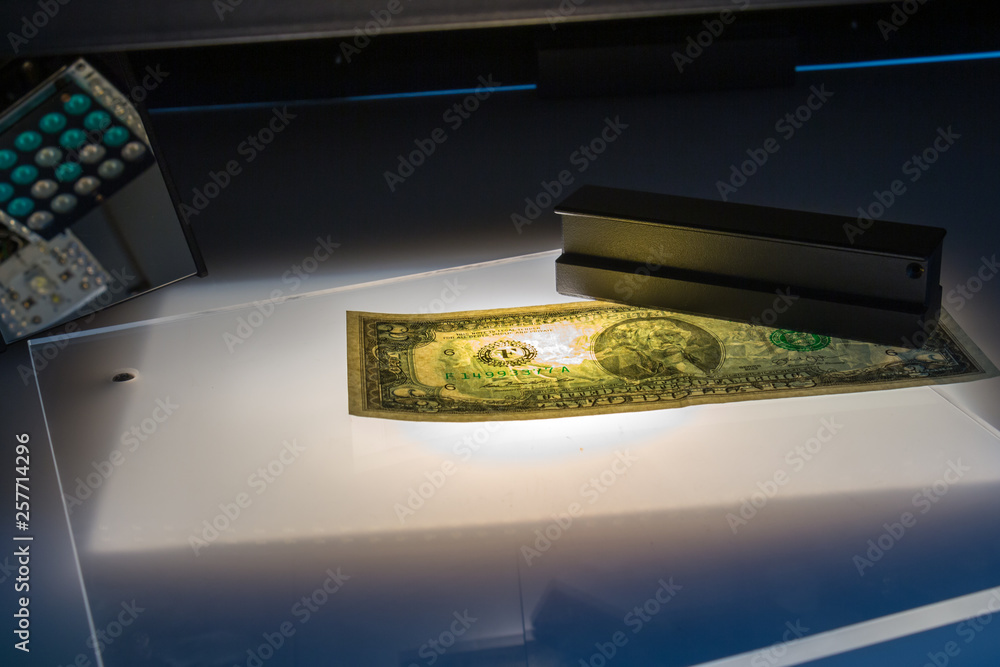 Verifying the authenticity of the two-dollar bill in penetrating light ...