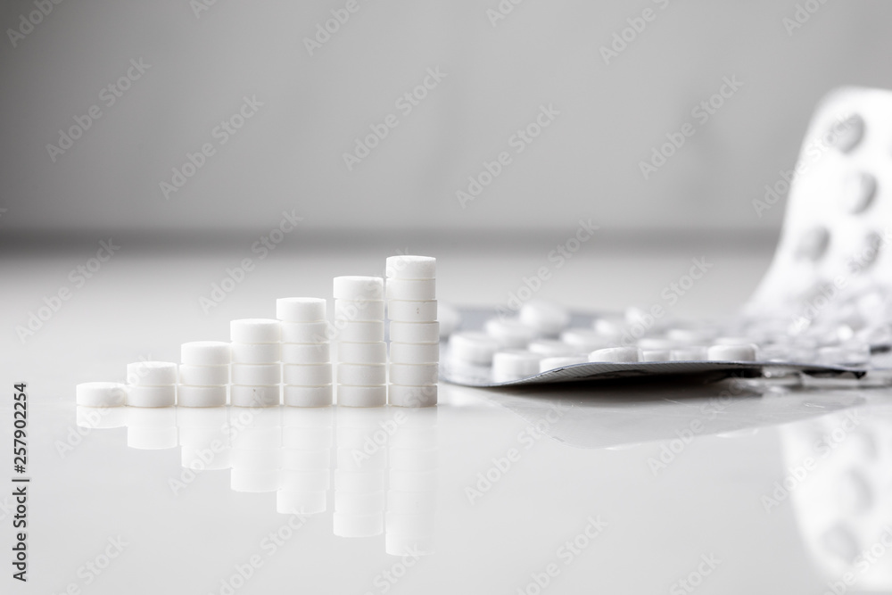 Foto de Stock Growth graph made of stacked white pills - growing market ...