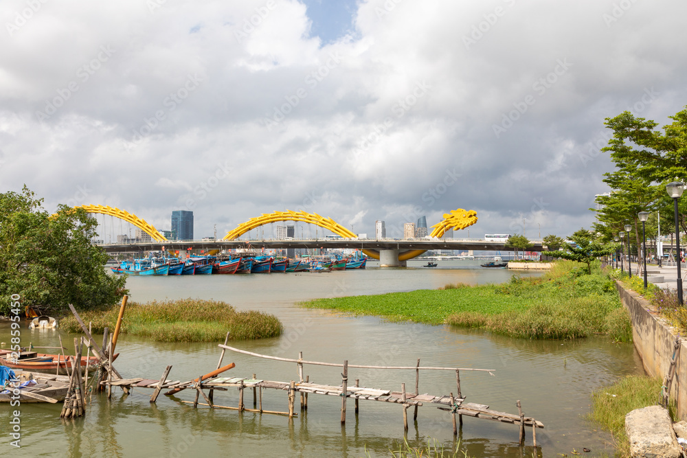 Dragon bridge ( Cua Rong ), this modern bridge crosses the Han River ...