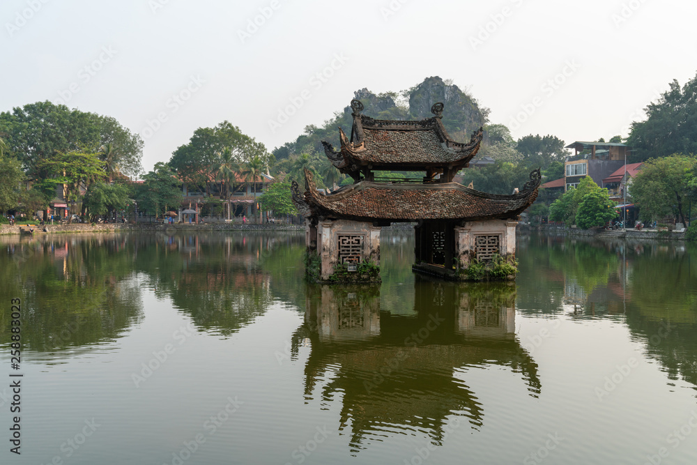 ภาพถ่าย Stock Floating temple in Thay Pagoda or Chua Thay, one of the ...