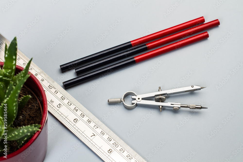 Photo Stock Lápices de madera junto a una regla y un compás sobre un ...