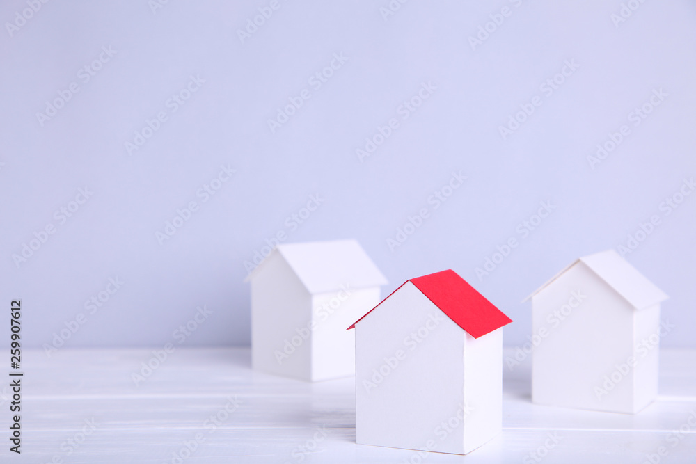 Paper town. Papercraft house and papercraft building. 素材庫相片 | Adobe Stock