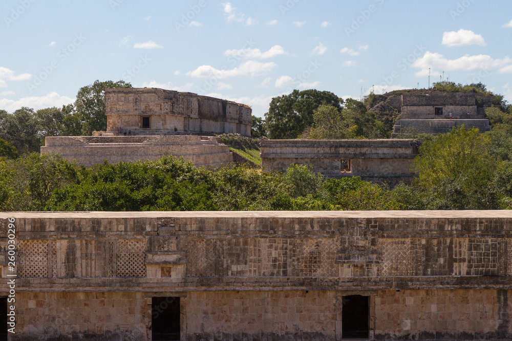 Piramides y monumentos mayas de Uxmal, en el estado de Yucatan, pais de ...