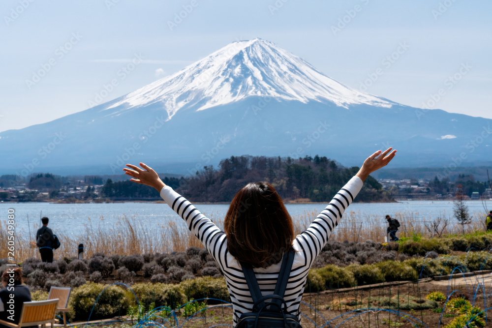 Young woman traveler looking view of mount fuji from lake kawaguchi ...