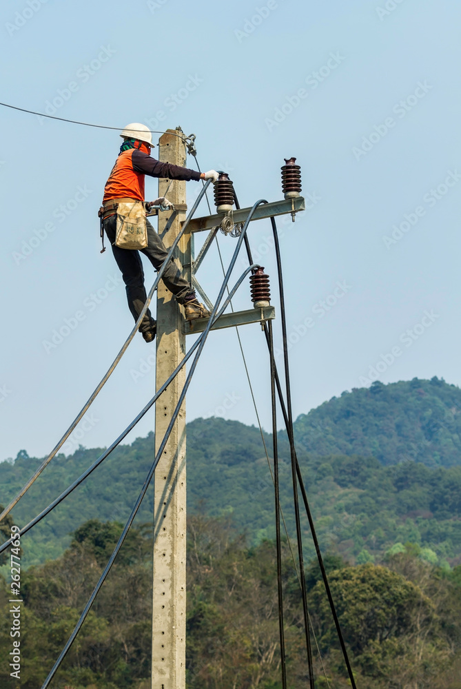 Electrician man on electric pole to install new electric cable Stock ...