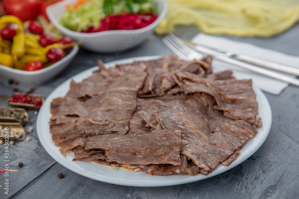 Foto Turkish Doner Kebab on plate. Arabic traditional doner with pita ...