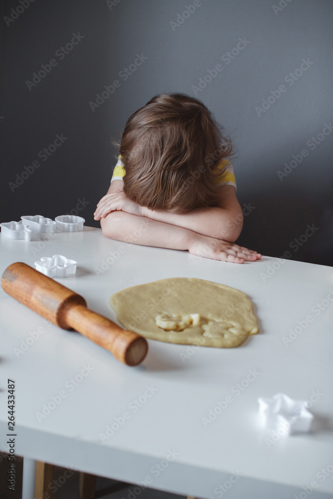 Photo Stock Little girl crying, head down. Cookie cutters on the white ...