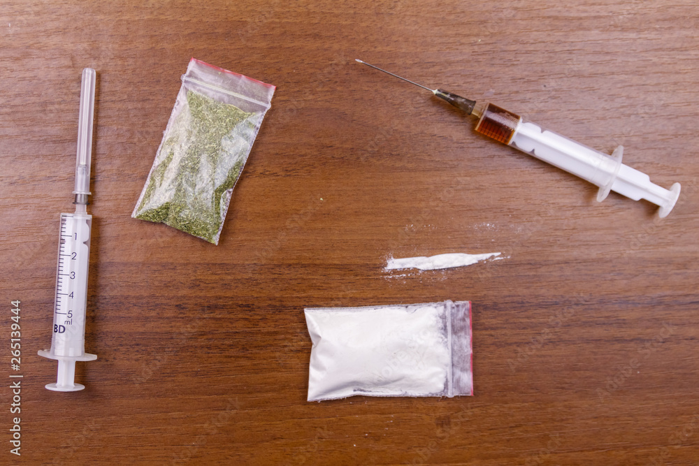 Stock-Foto „Different type of drugs: cocaine, heroin syringe and dried ...