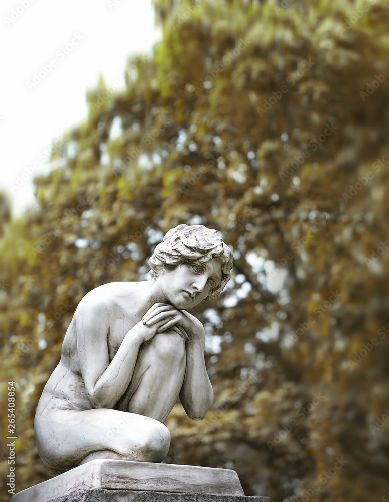 Stock-Foto „old tombstone memorial statue in ancient cemetery ...