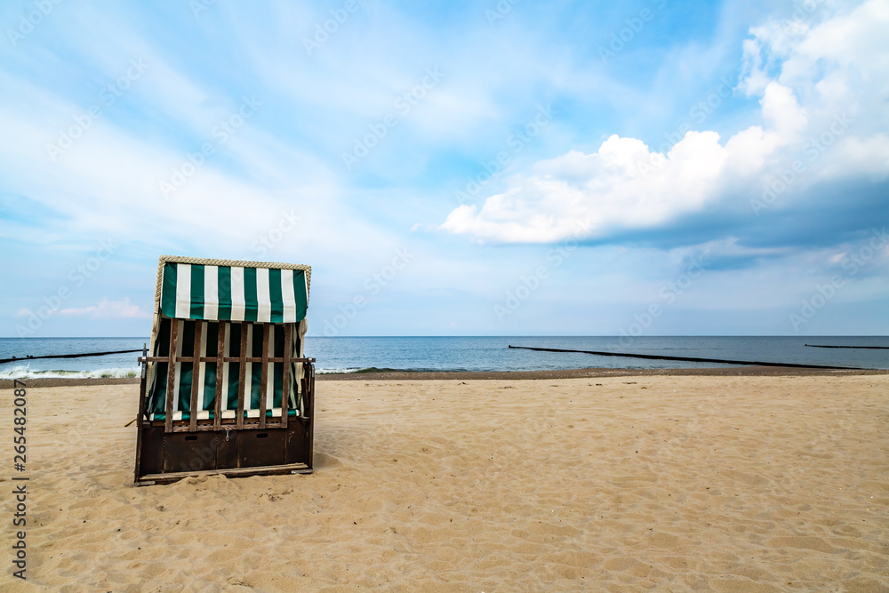 ein leerer Strandkorb steht im Sand am Meer Stock Photo | Adobe Stock