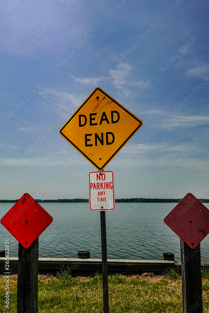 Broomes Island, Maryland USA A dead end sign at the end of a road ...
