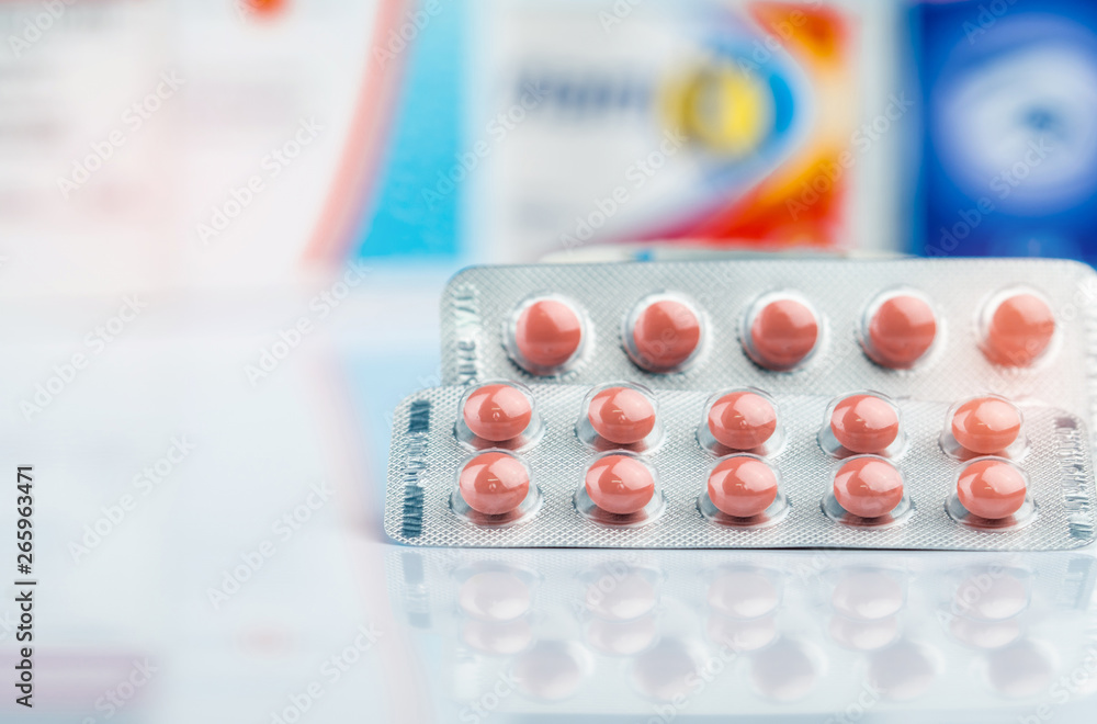 Foto Round orange tablet pills in blister pack on doctor table or ...