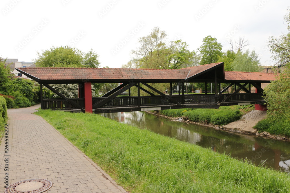 Holzbrücke über den Fluss Nidda im Kurpark von Bad Vilbel in Hessen ...