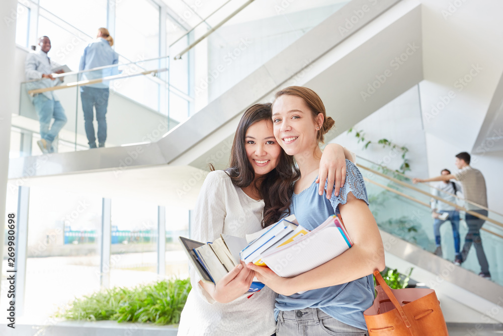 Zwei weibliche Studenten als Freunde Stock Photo | Adobe Stock