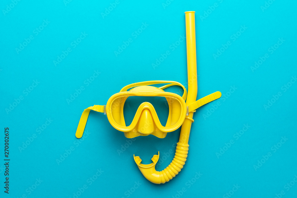 Foto de Stock flat lay shot of yellow diving mask with snorkel over ...