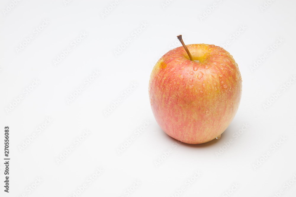 Manzana fuji, fruta sana y saludable, llena de vitaminas, sobre fondo ...