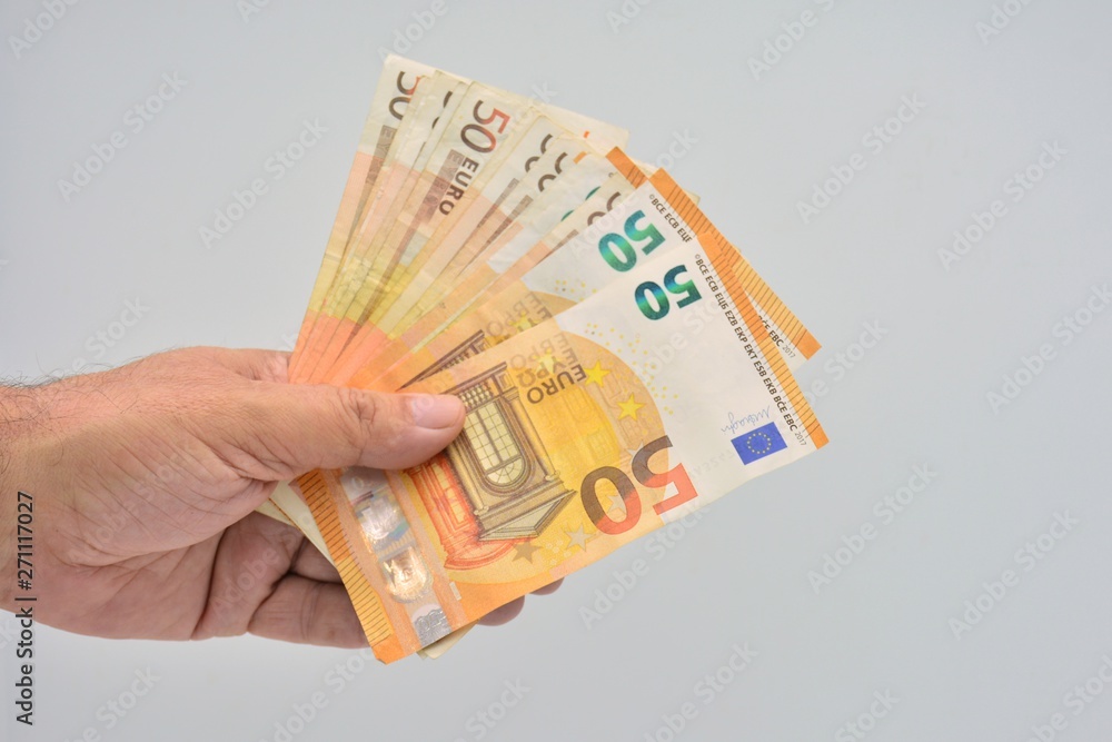 Foto de Stock Mano sujetando un manojo de billetes de 50 euros | Adobe ...