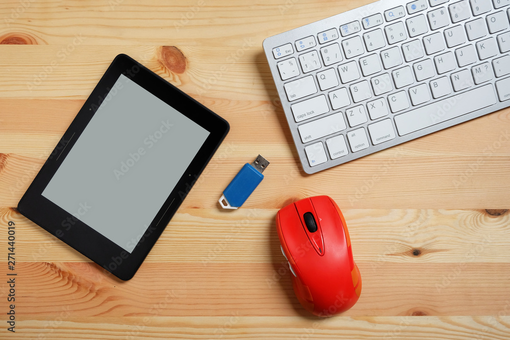 E-book reader with blank screen and keyboard and mouse and flash drives ...