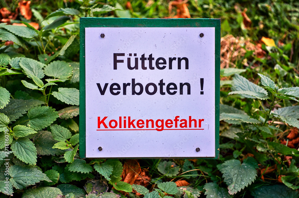 Sign with inscription. - Letters with Füttern verboten! Kolikengefahr ...
