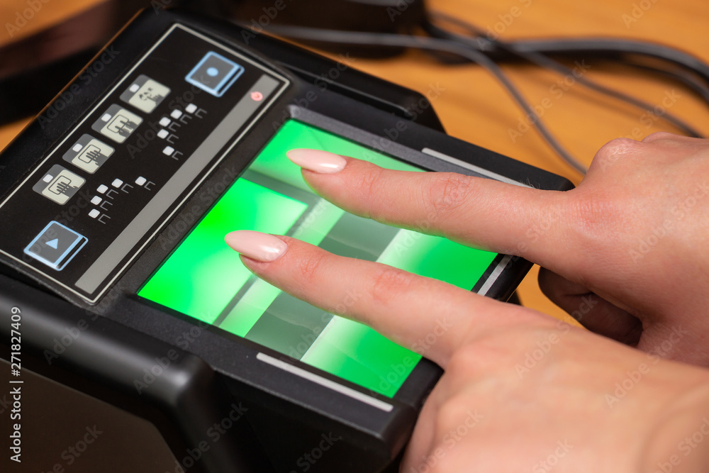 Foto The process of scanning fingerprints during the check at border ...