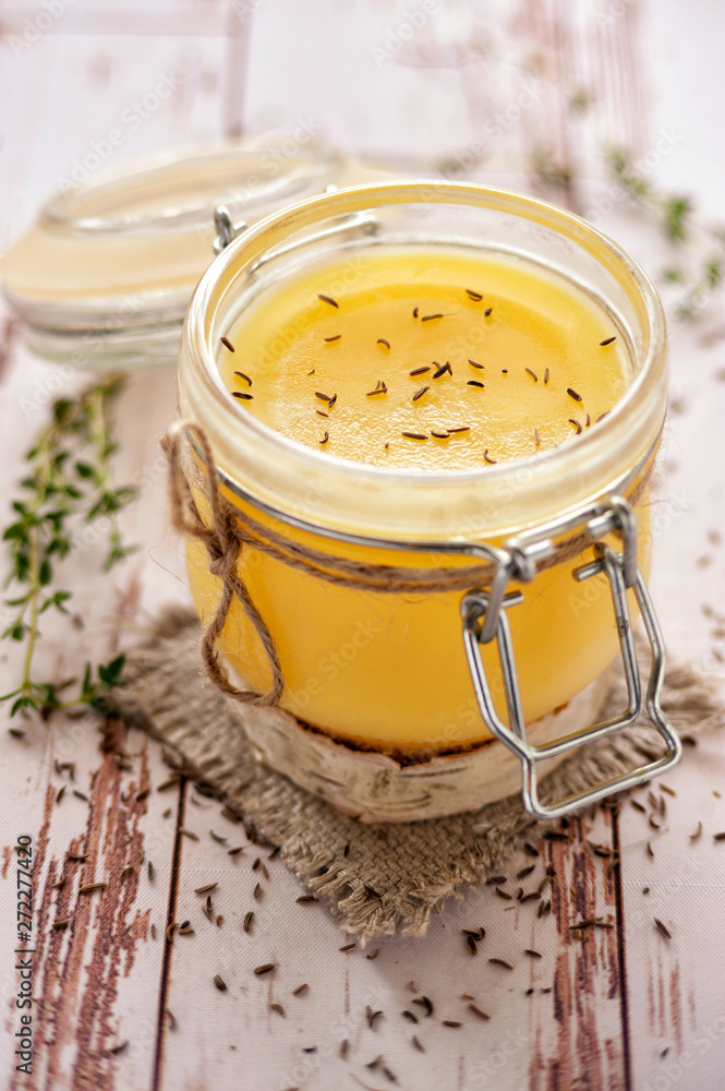Photo Stock Ghee oil according to the traditional Indian recipe. Cooked ...