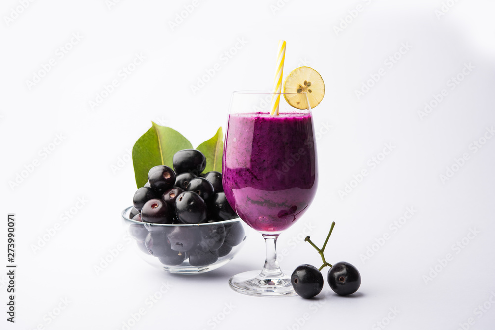 Foto de Stock Juice of jamun fruit in a glass also called as java plum ...