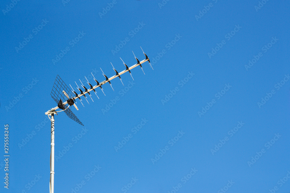 Digital terrestrial television reception antenna of a conventional ...
