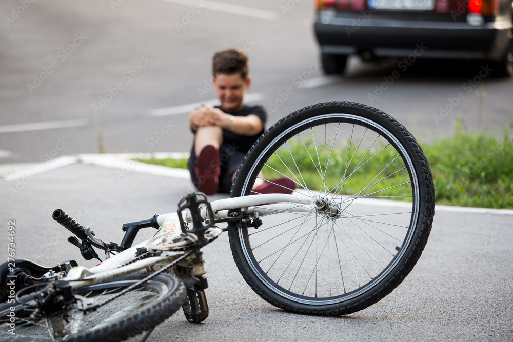 Photo Stock Teenage boy There is a knee injury, as the bike falls while ...