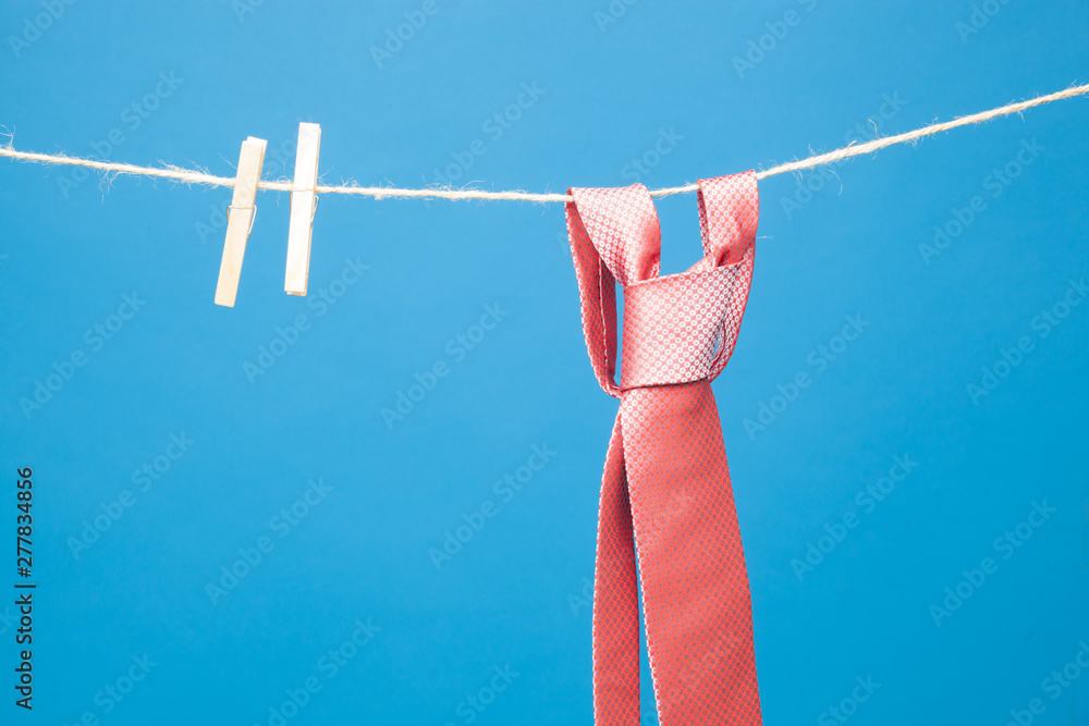 Corbata con su nudo clásico hecho, en una cuerda sujeto con pinzas ...