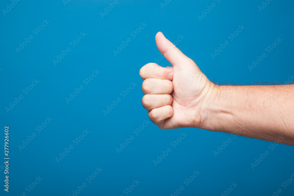 Mano y dedos, haciendo señales y signos y símbolos bien comprensibles ...