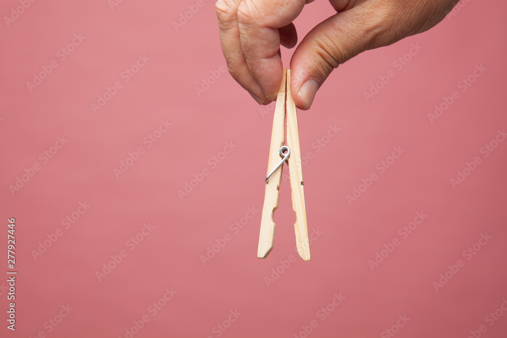 Mano sujetando unas pinzas de madera de las de extender la ropa, Pinzas ...