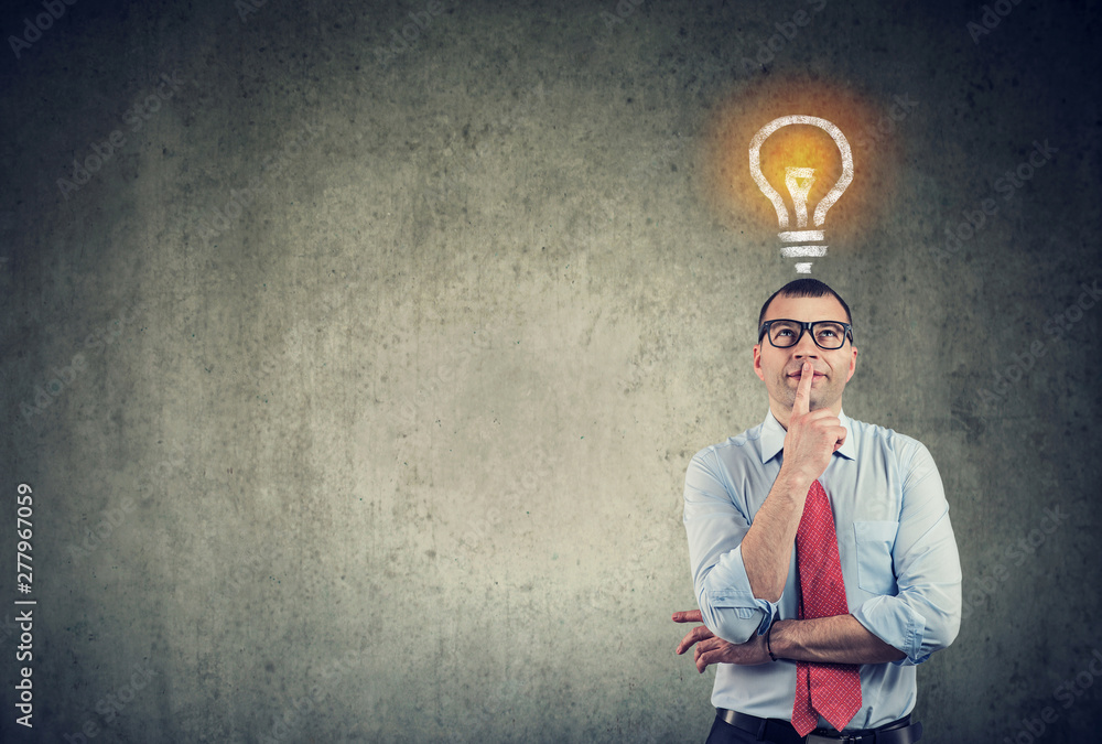 thinking business man looking up at bright light bulb above head Stock ...