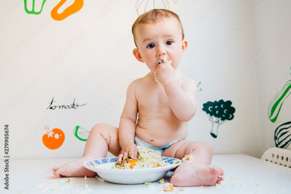 Baby eating by himself learning through the Baby-led Weaning method ...