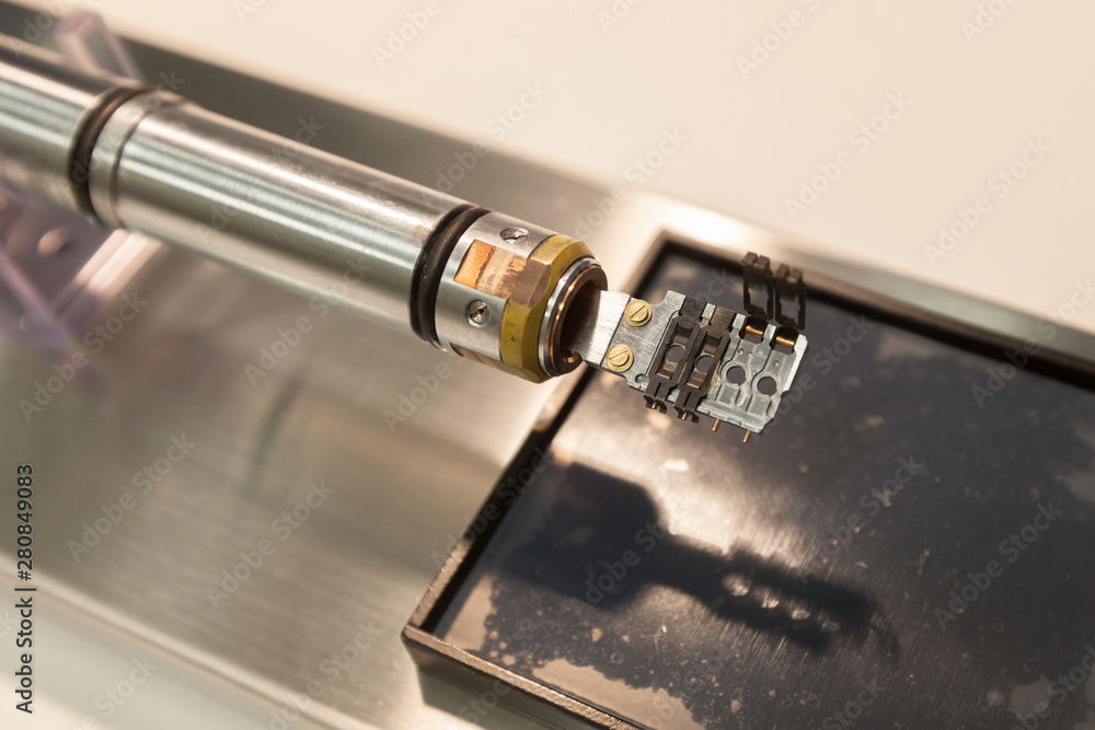 Specimen holder accommodating up to 4 Transmission Electron Microscopy ...