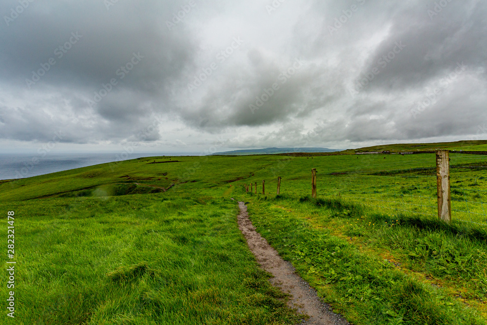 Irish landscape of the spectacular coastal route walk from Doolin to ...