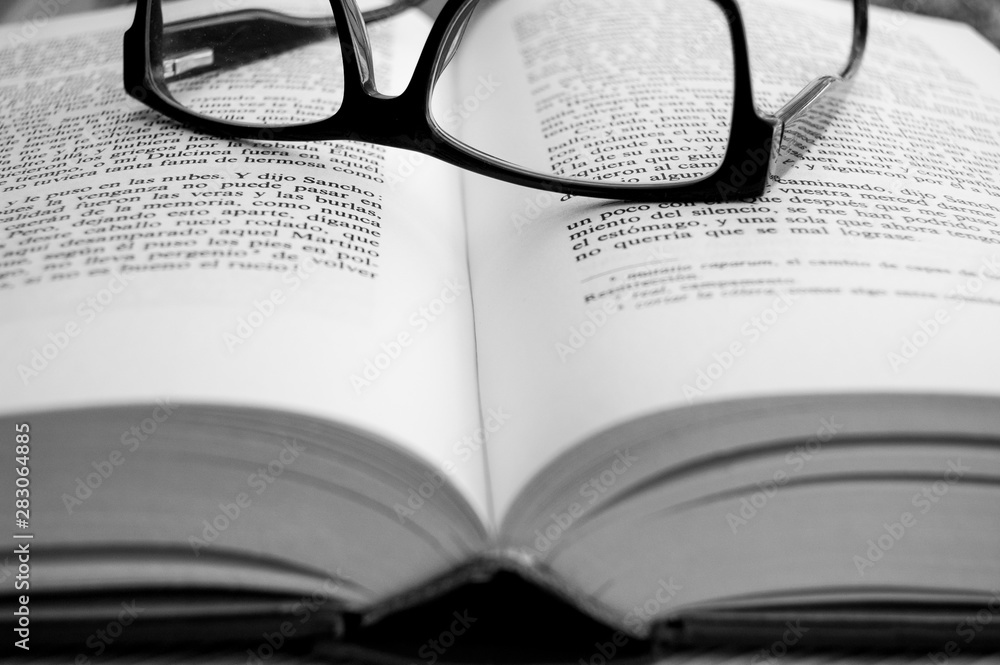 libro con lentes lectura lector descanso estudio Stock Photo | Adobe Stock