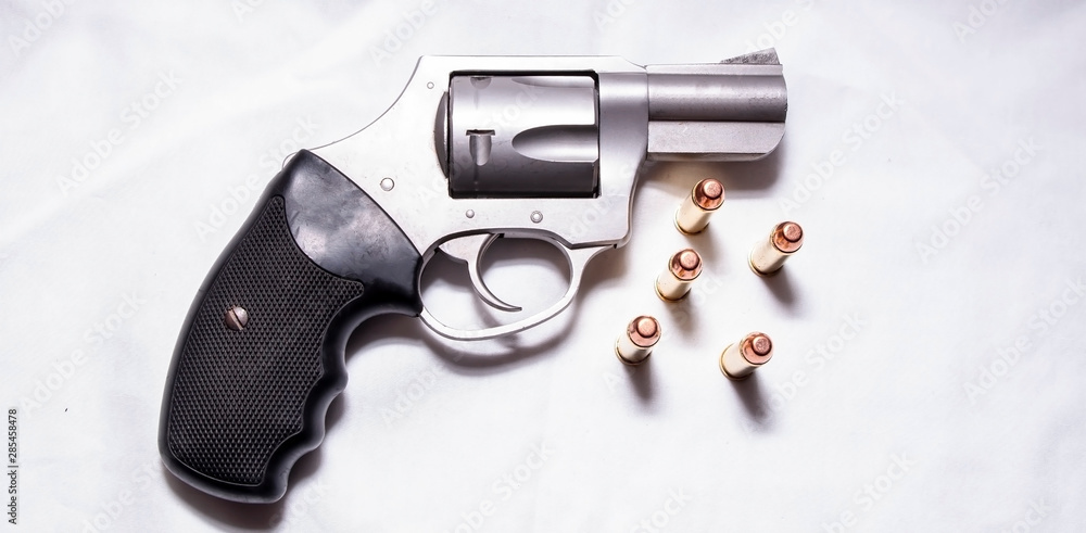 ภาพถ่าย Stock A stainless, snub nosed 357 magnum revolver with five ...