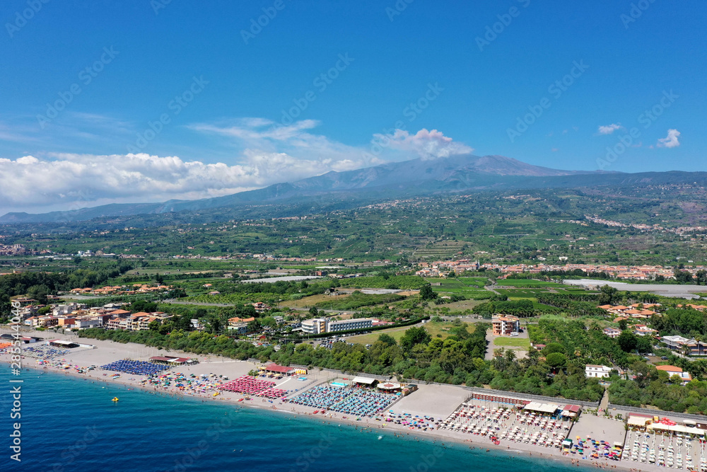 Sicilia-Mare e spiagge di Fondachello con sfondo sull Etna Stock Photo ...