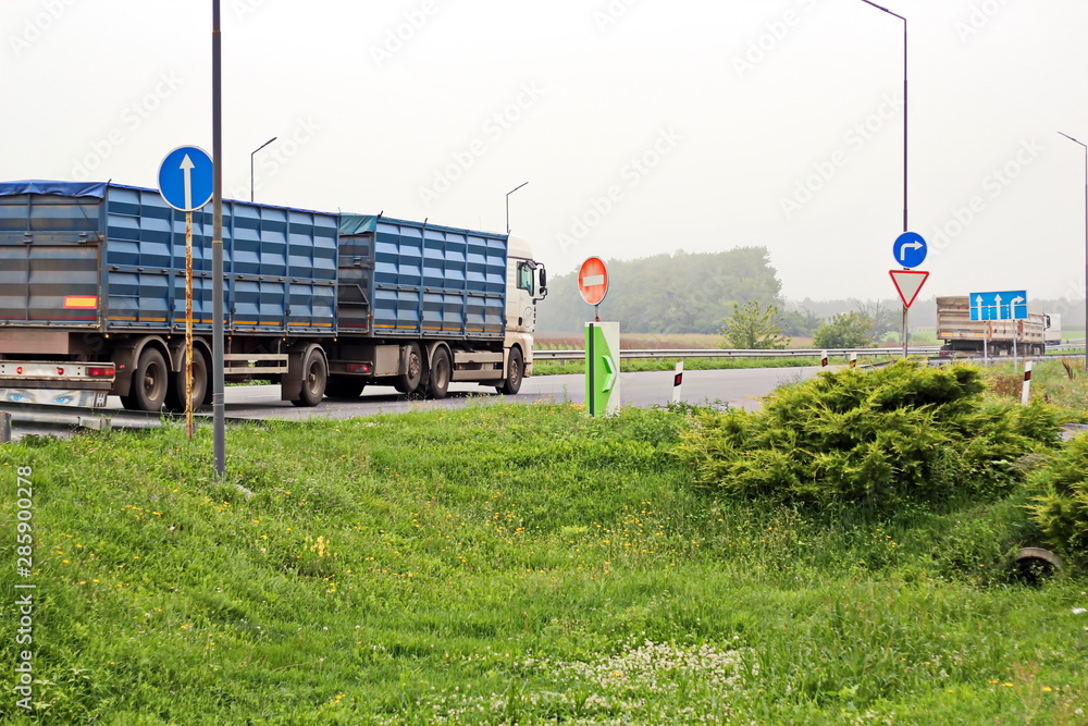 Types of various road signs, traffic lights, pedestrian crossings, etc ...