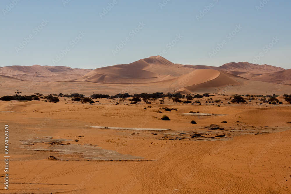 Rote Sanddüne im Sossusvlei in der Wüste Namib in Namibia mit Dünen aus ...