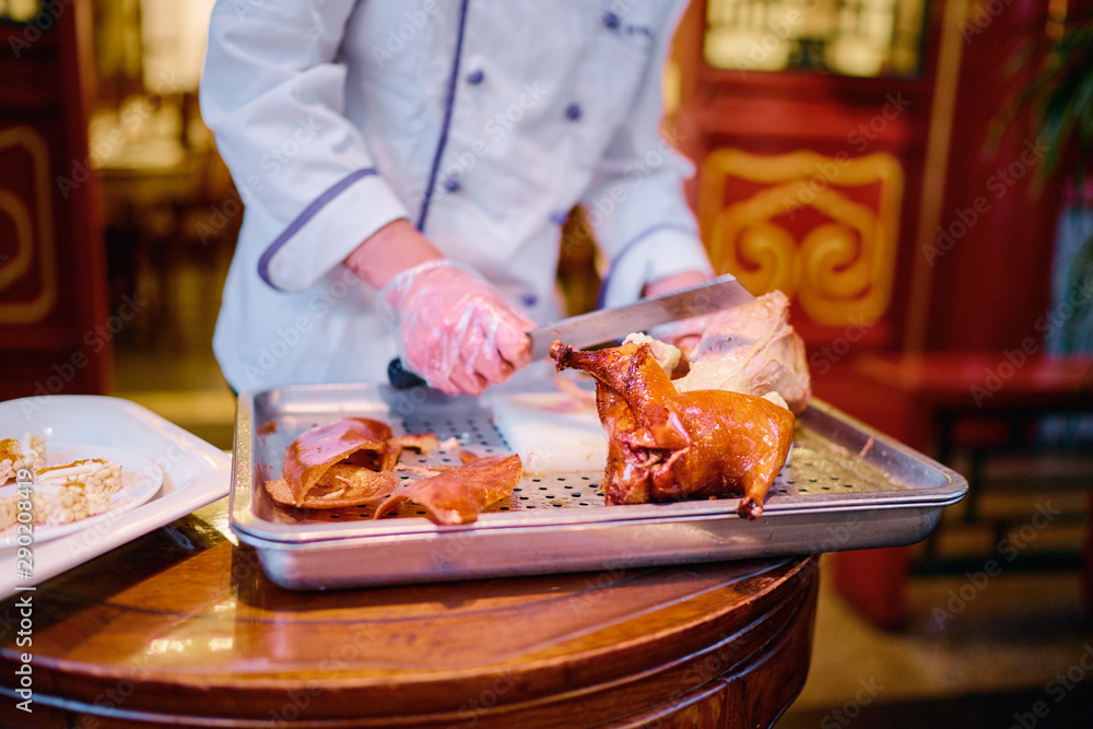 Stock-Foto „Preparation of Peking Roast Duck. Peking Duck is a famous ...