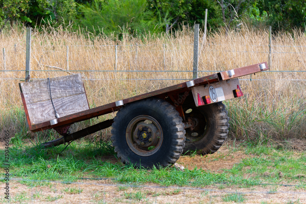 Foto de Stock Remolque agrícola para tractor preparado para labores de ...