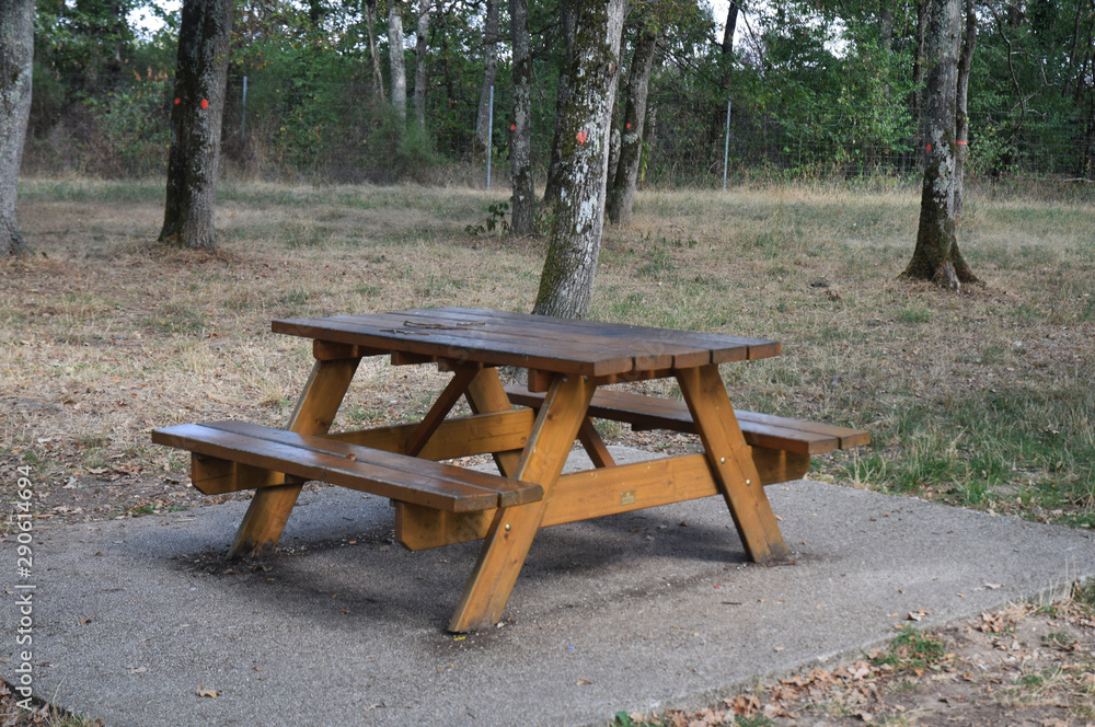 Table de pique-nique sur une aire d'autoroute Stock Photo | Adobe Stock